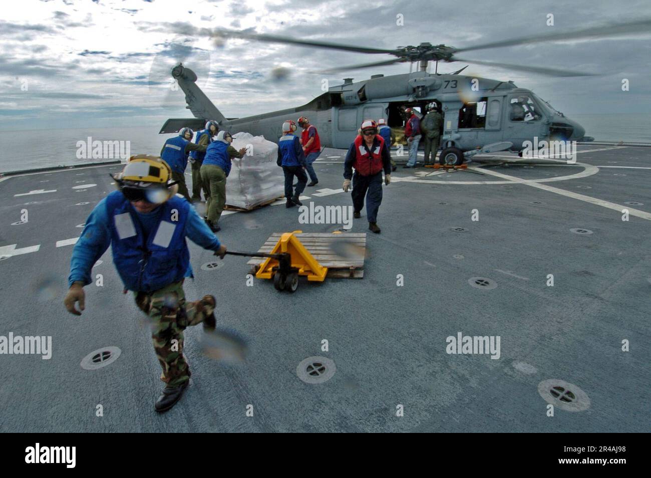Military showers of support hi-res stock photography and images - Alamy
