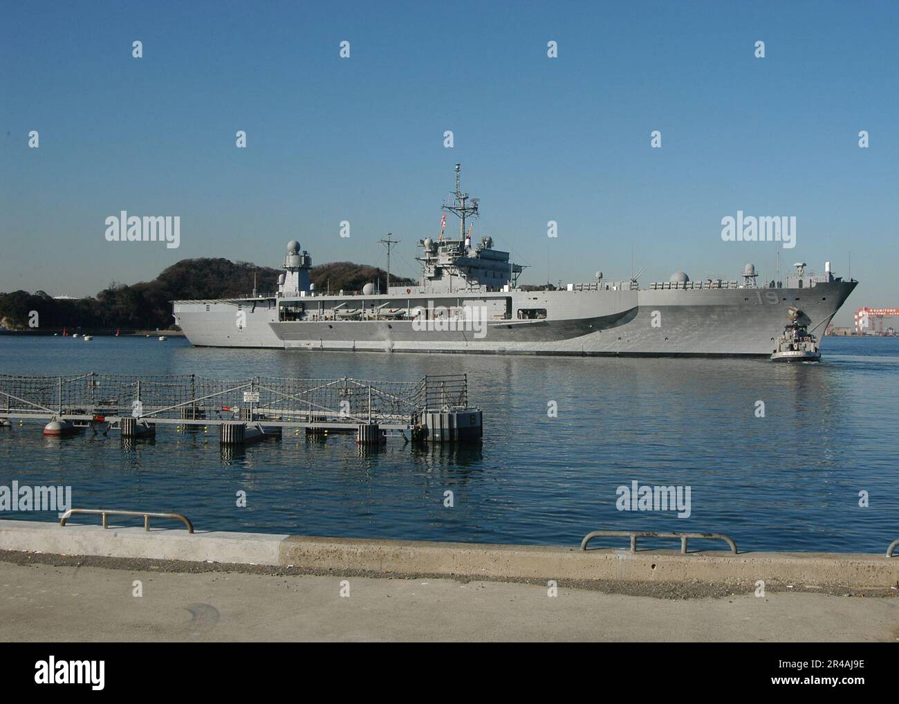 US Navy The harbor tug USS Muskegon (YTB 763) maneuvers amphibious ...