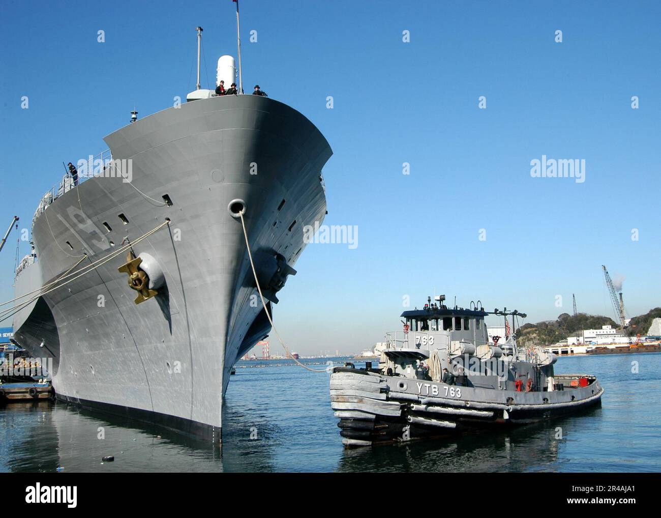 US Navy The harbor tug USS Muskegon (YTB 763) assists the amphibious ...