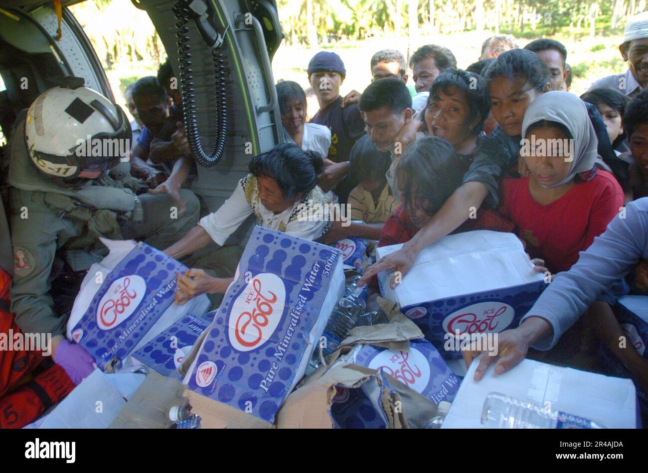 US Navy Sailors deliver relief supplies Stock Photo - Alamy