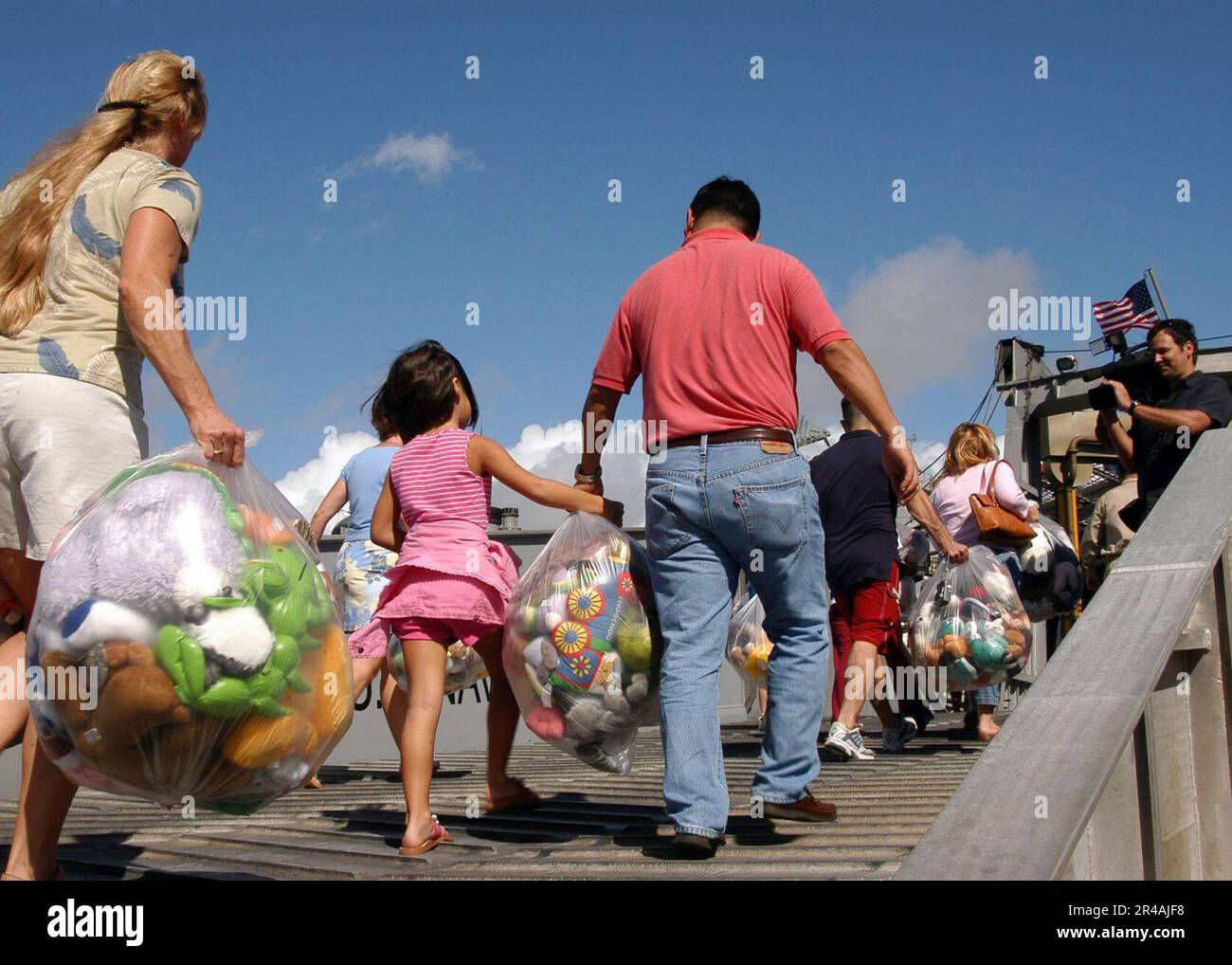 US Navy Employees of the Pearl Harbor Exchange and military volunteers ...