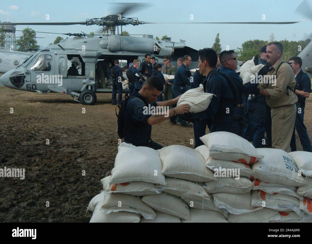 US Navy Volunteer workers from USS Abraham Lincoln Carrier Group fill ...