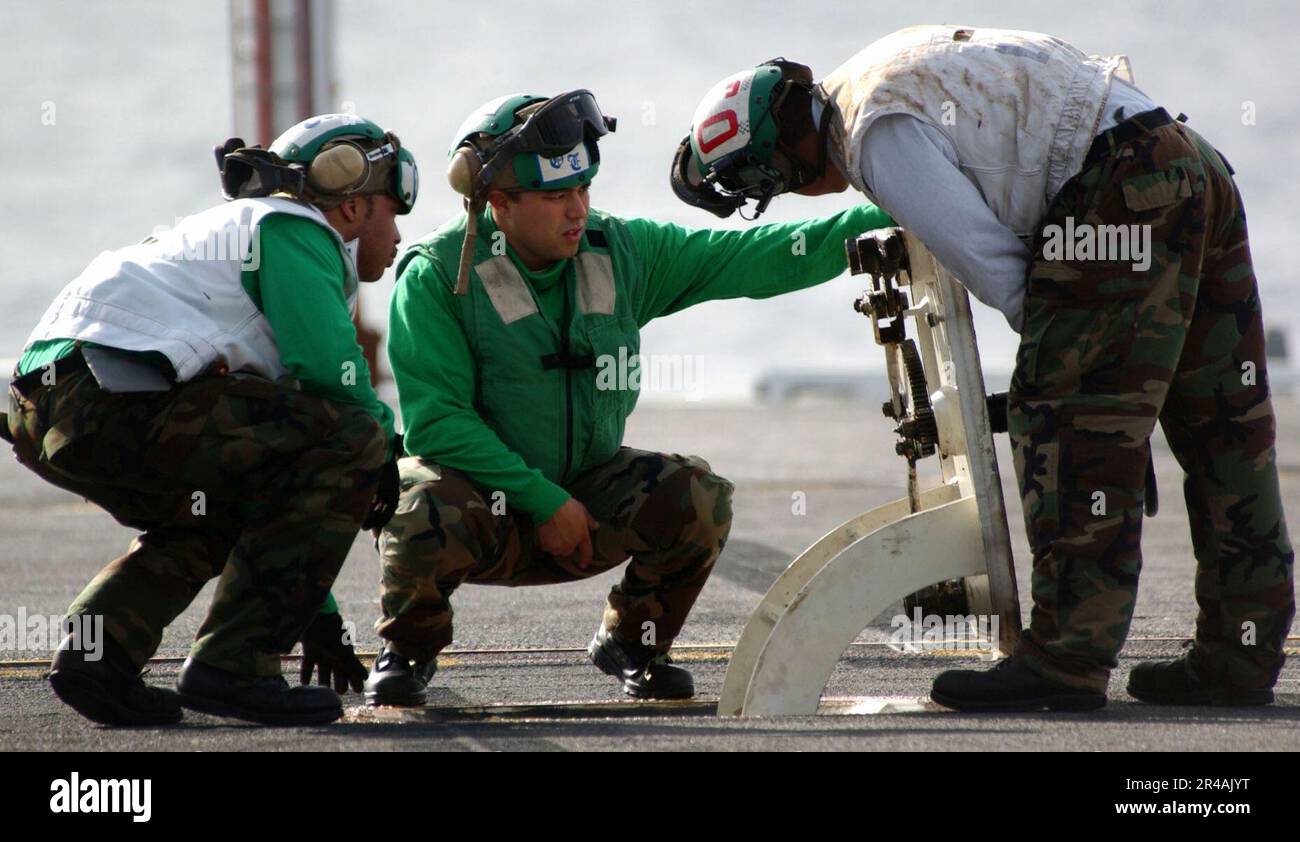 Aircraft electrical service station hi-res stock photography and images ...