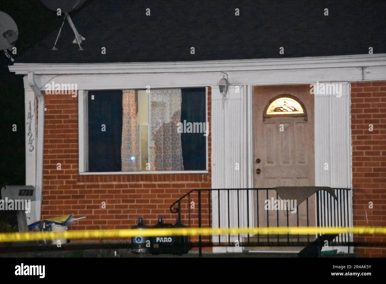 Police investigate the mass shooting and close off the area with crime ...