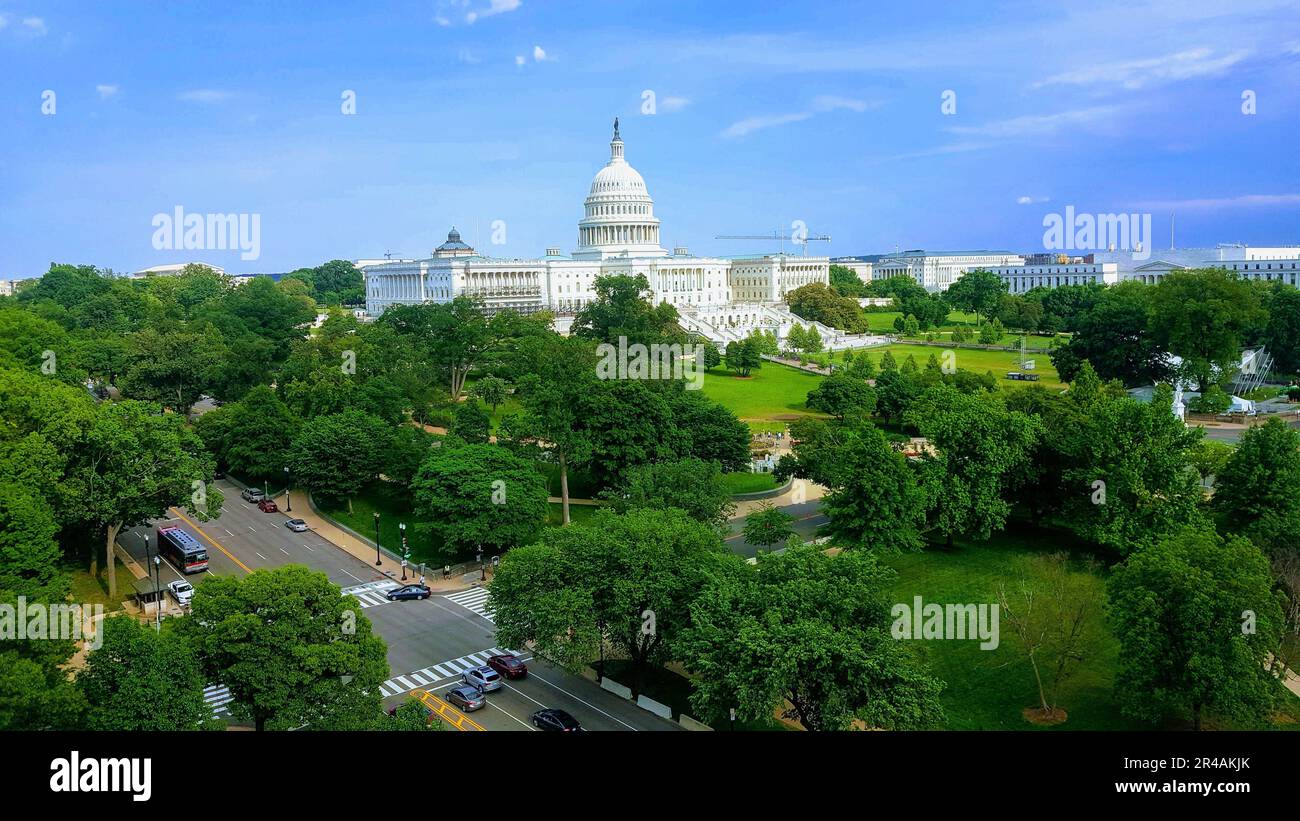 The green park with the United States Capitol building in the ...