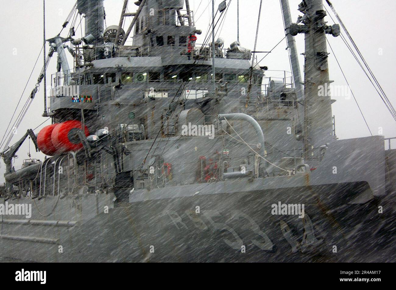 US Navy The Safeguard-class rescue and salvage ship USS Grapple (ARS 53 ...