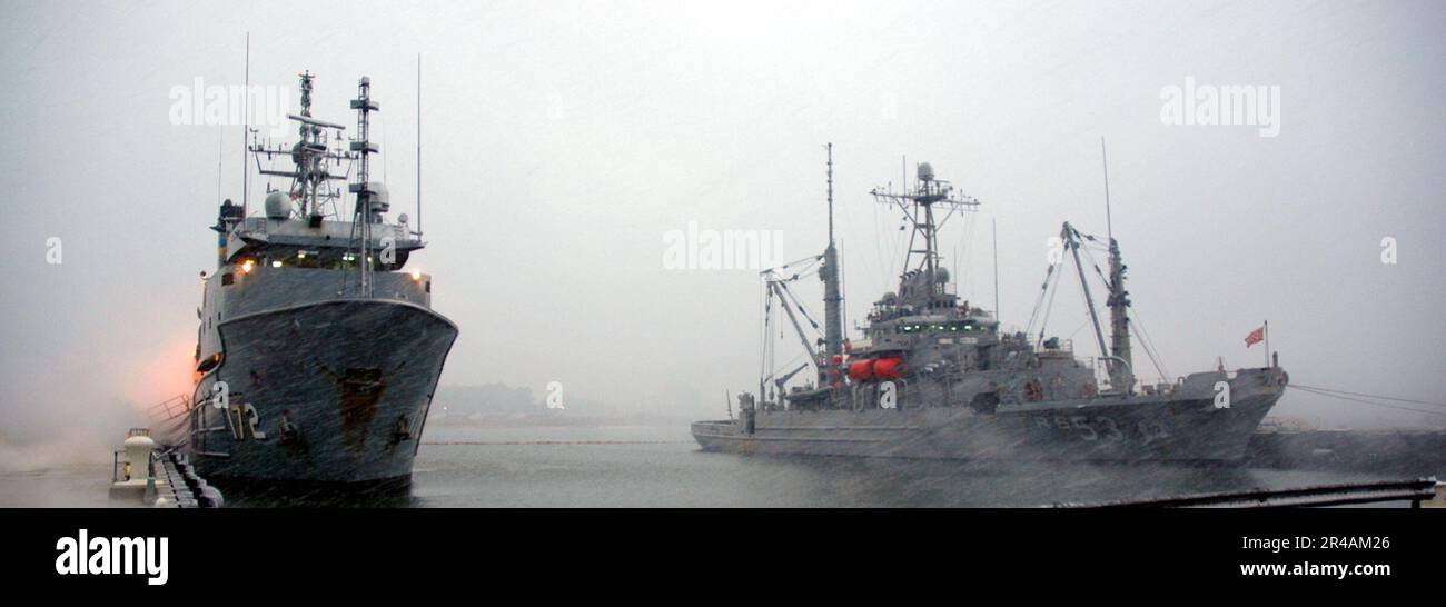US Navy he Military Sealift Command (MSC) fleet ocean tug USNS Apache ...