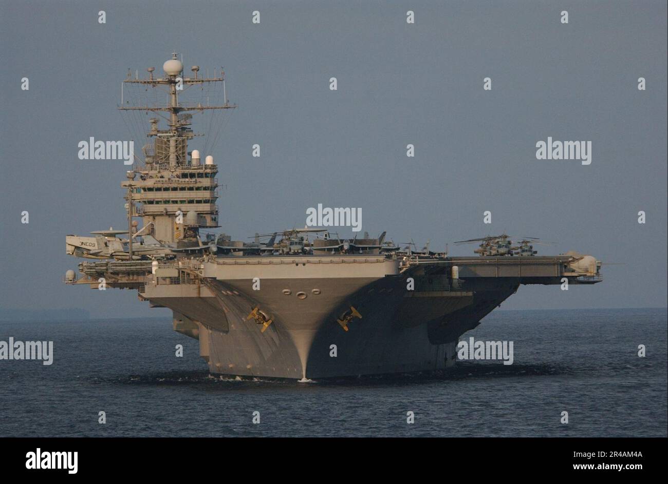 US Navy USS Abraham Lincoln (CVN 72) comes alongside the Military ...