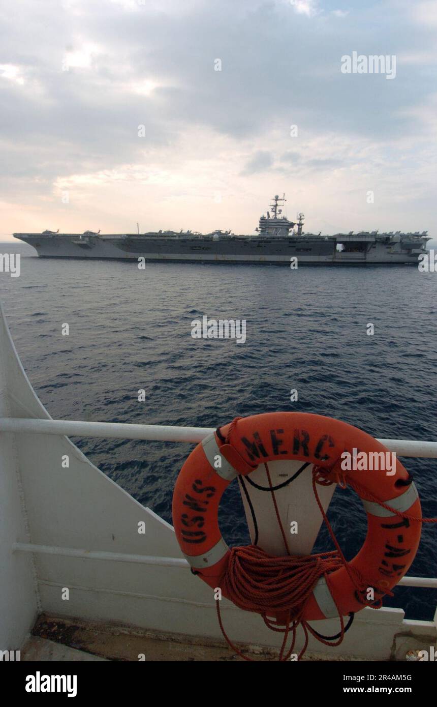 US Navy USS Abraham Lincoln (CVN 72) comes alongside the Military ...