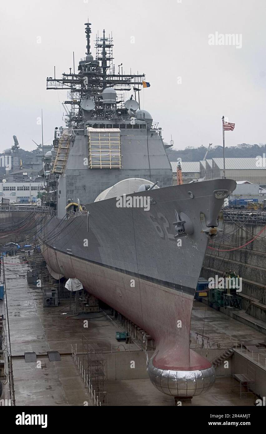 US Navy The Ticonderoga-class guided missile cruiser USS ...