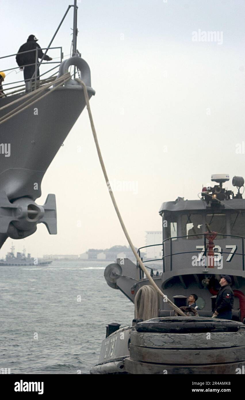 US Navy The large harbor tug USS Kittanning (YBT 787) attaches a tug ...
