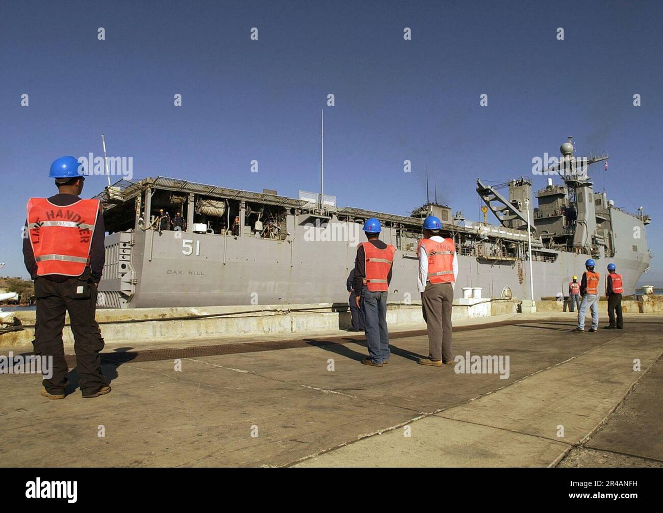US Navy The amphibious dock landing ship USS Oak Hill (LSD 51) prepares ...