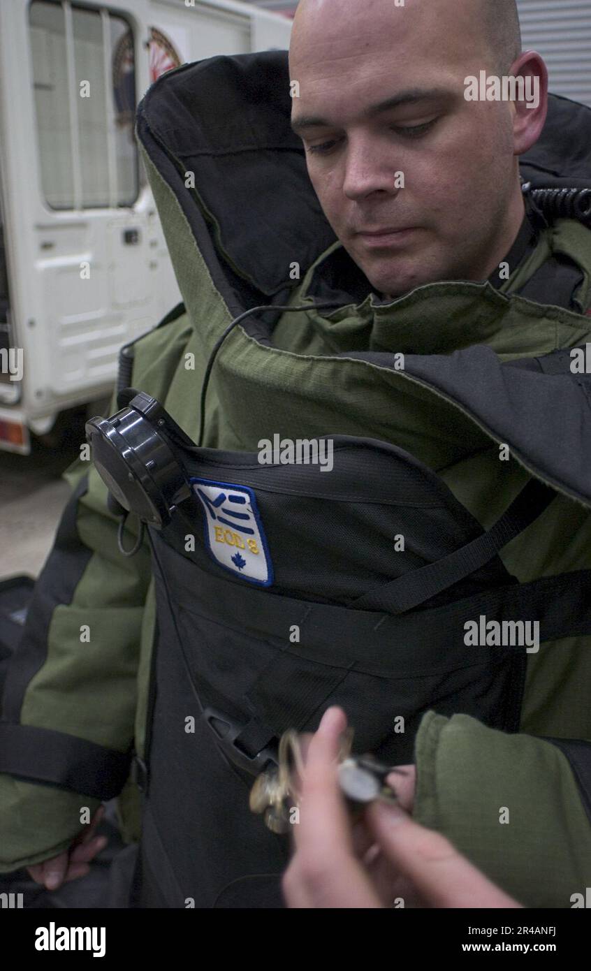 US Navy Explosive Ordnance Disposal (EOD) team member Aviation ...