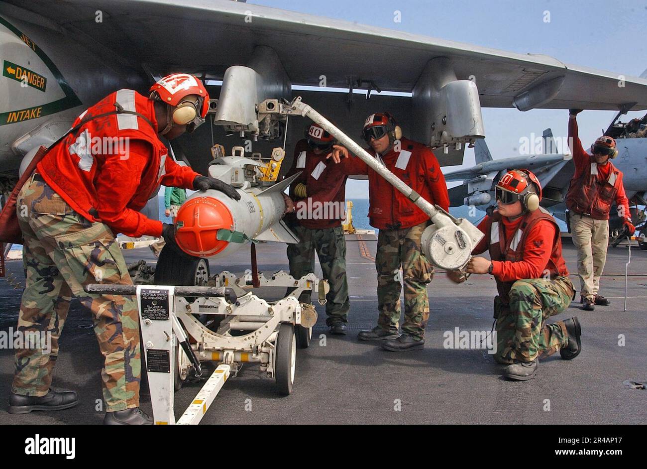 US Navy Aviation Ordnancemen download a AGM-65 Maverick laser-guided ...