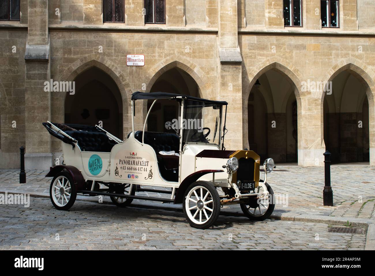 car tour vienna - reproduction vintage cars used for tourism, vienna ...