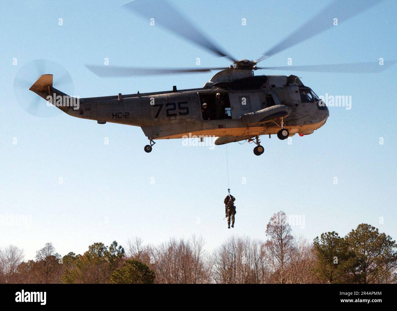 US Navy A member of Explosive Ordnance Disposal Mobile Unit Six (EODMU ...