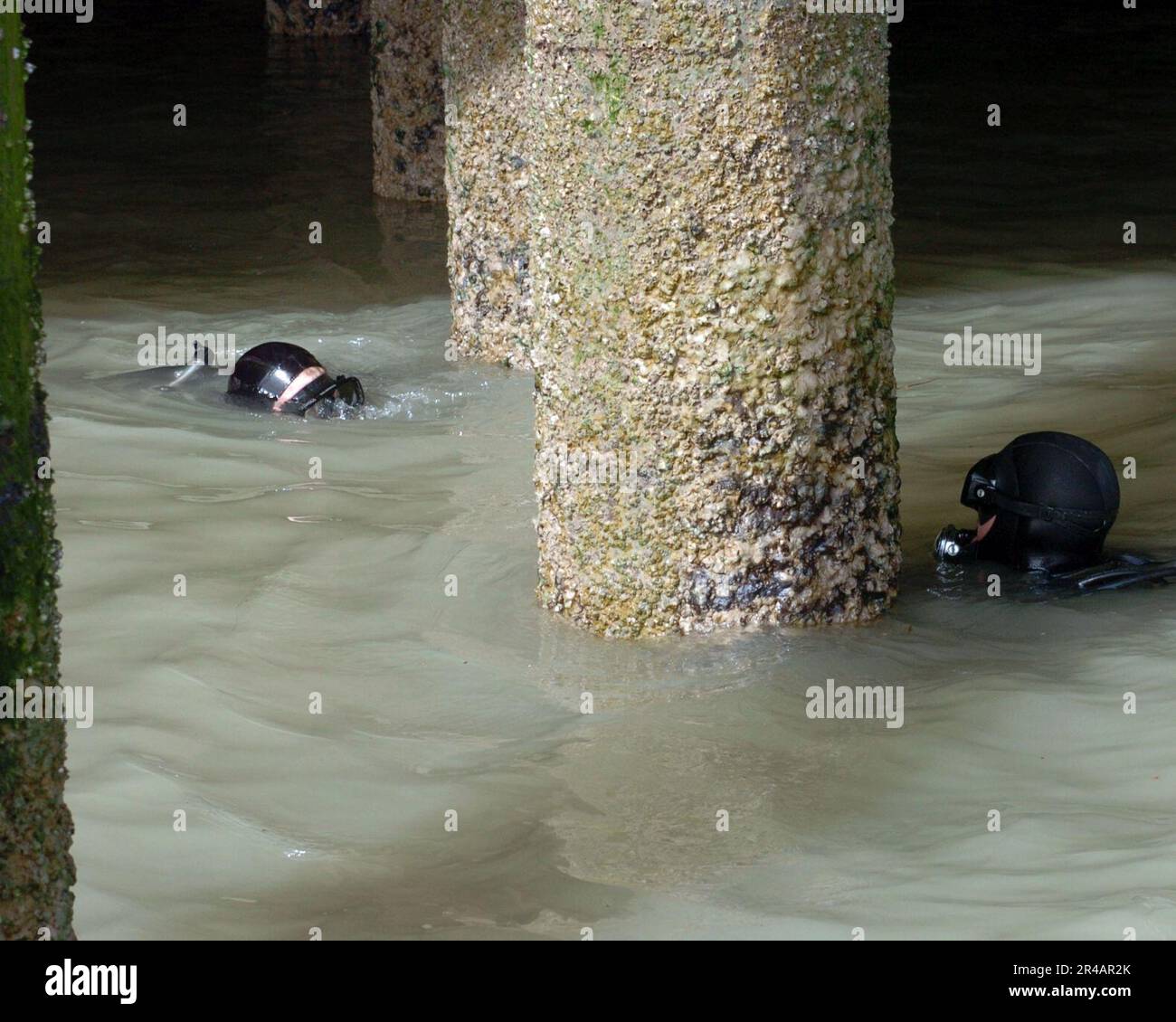 Underwater construction team 1 hi-res stock photography and images - Alamy