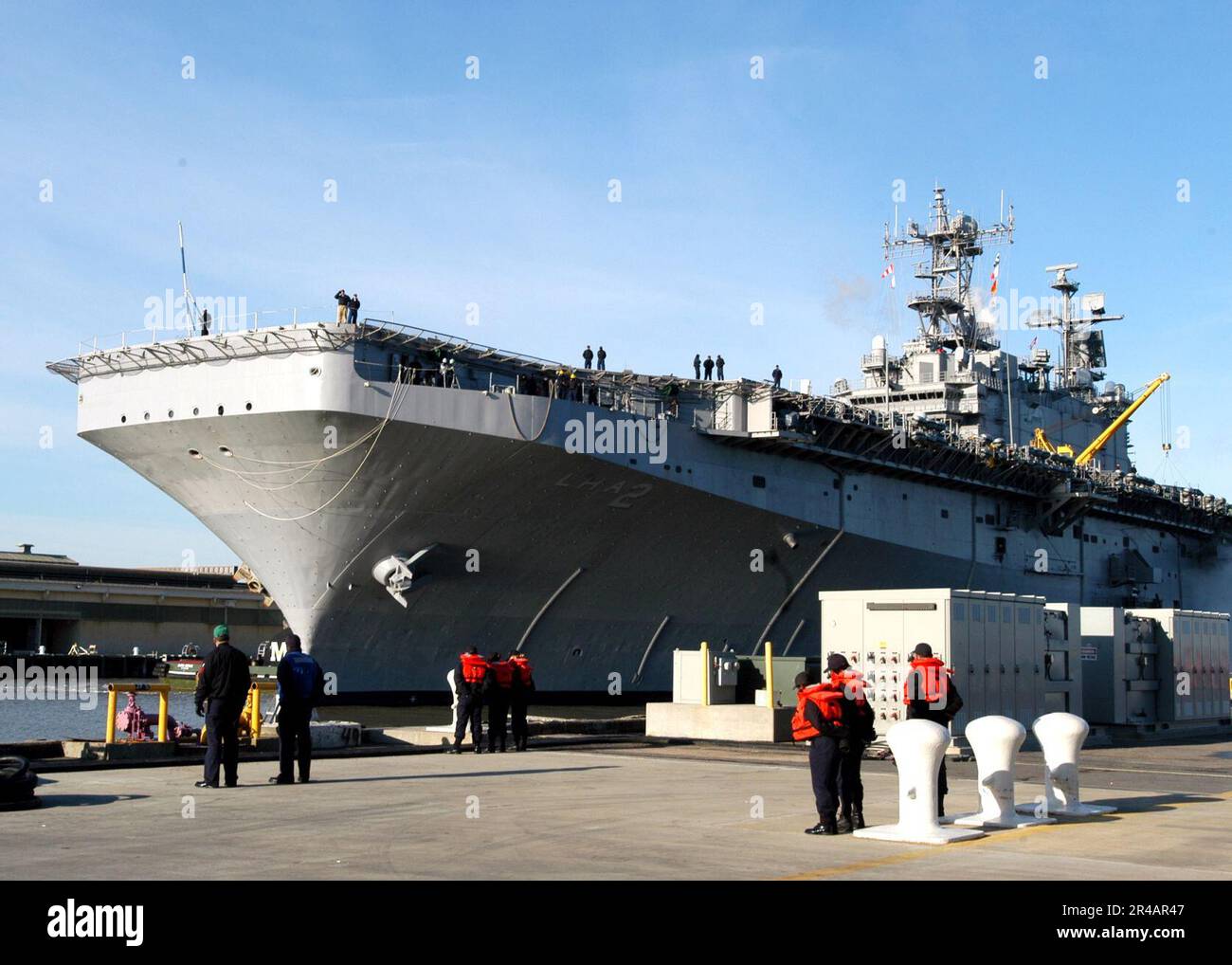 US Navy The amphibious assault ship USS Saipan (LHA 2) returns to Naval ...
