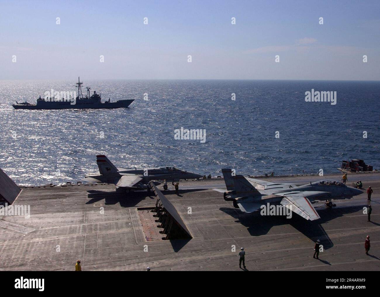 US Navy The Royal Australian Navy frigate HMAS Darwin (FFG 04) pulls ...