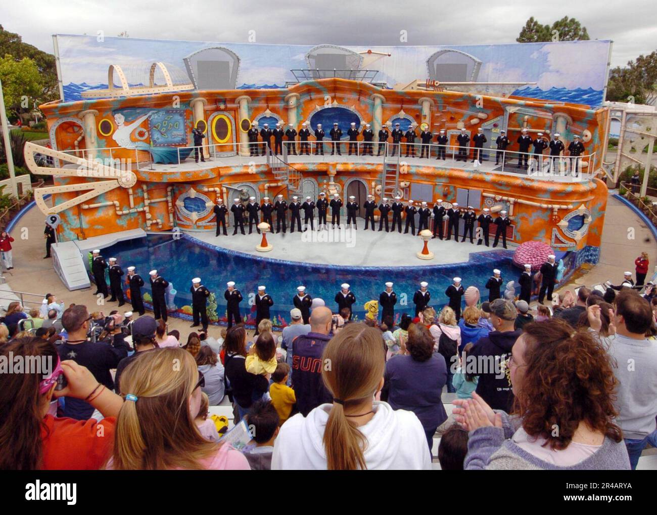 US Navy The crew of the Los Angeles-class attack submarine USS ...