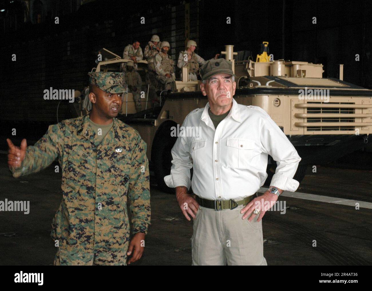 US Navy Gunnery Sgt. speaks with R. Lee Ermey, famed drill sergeant in ...