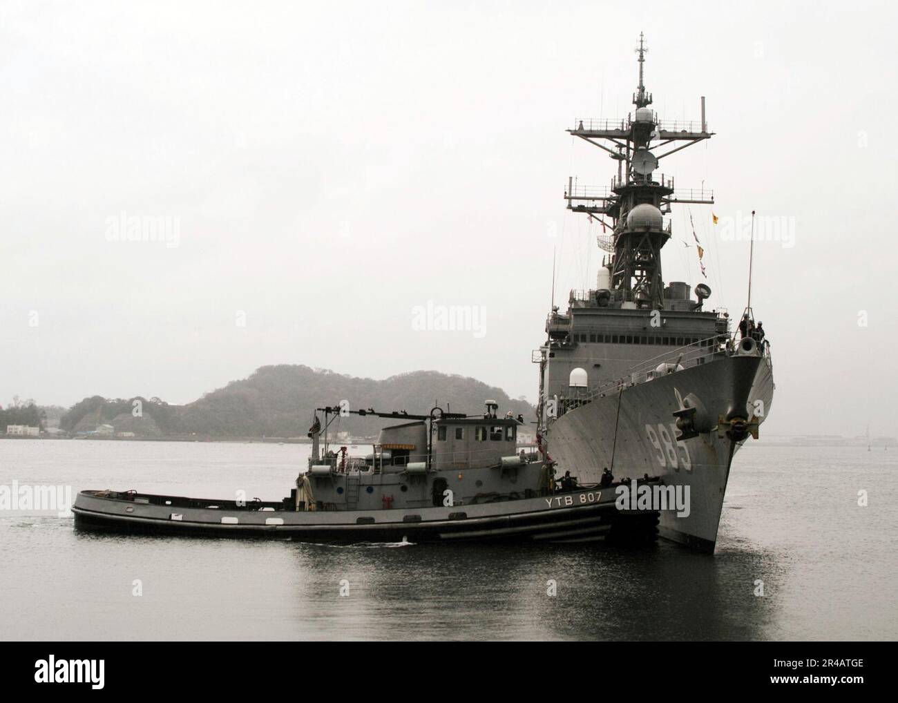US Navy The Harbor Tug Massapequa (YTB 807) assists the Spruance-class ...