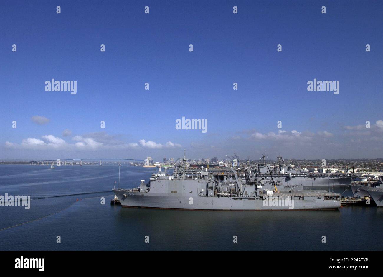 US Navy The amphibious dock landing ship USS Comstock (LSD 45 ...