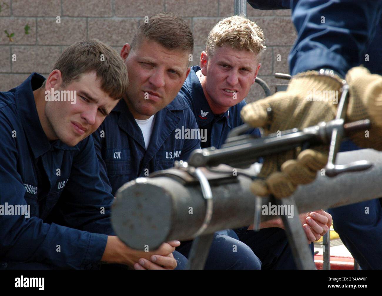 US Navy Sailors assigned to the guided missile frigate USS Crommelin ...