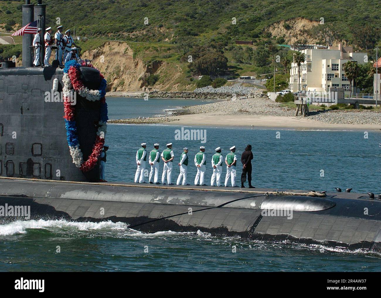 US Navy Crew members assigned to the Los Angeles-class fast attack ...