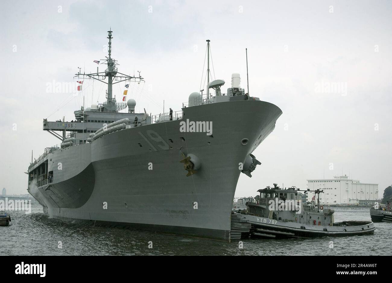 US Navy The amphibious command and control ship USS Blue Ridge (LCC 19 ...