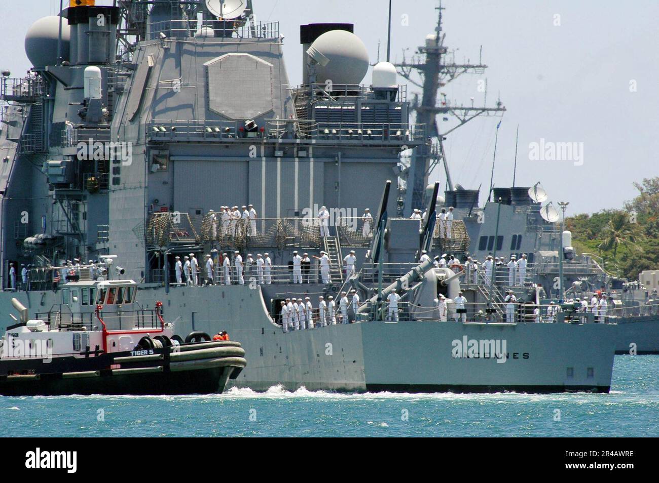 US Navy The guided missile cruiser USS Vincennes (CG 49) pulls into ...