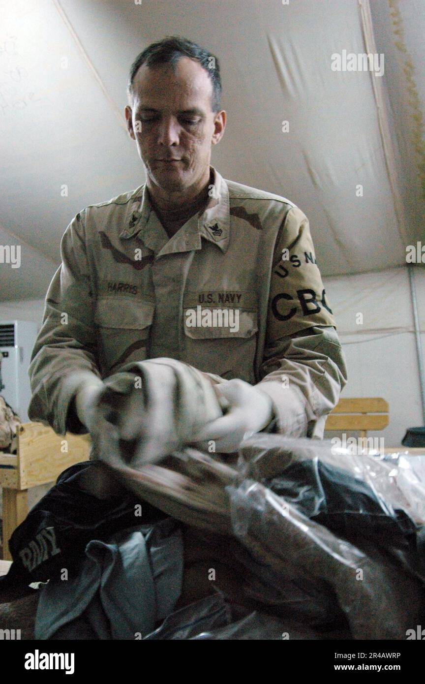 Customs inspection hi-res stock photography and images - Alamy