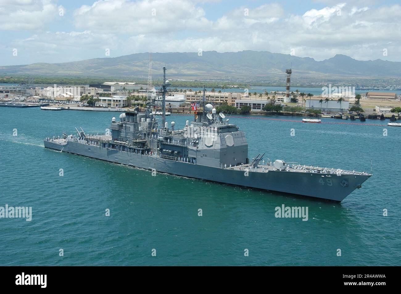 US Navy The guided missile cruiser USS Vincennes (CG 49) pulls into ...