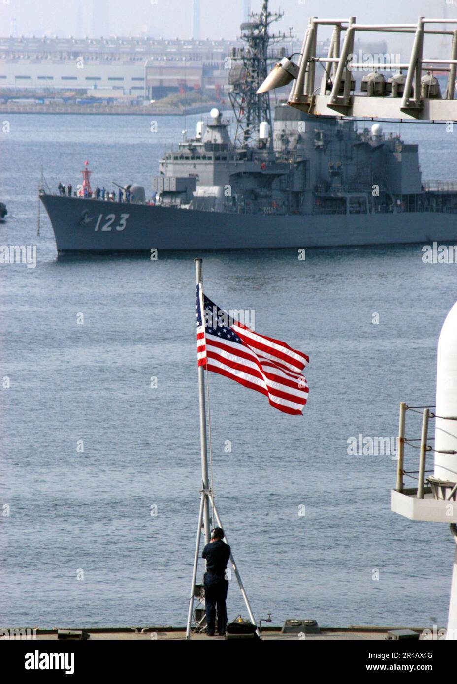 US Navy The Japan Maritime Self-Defense Force destroyer Shirayuki (DD ...