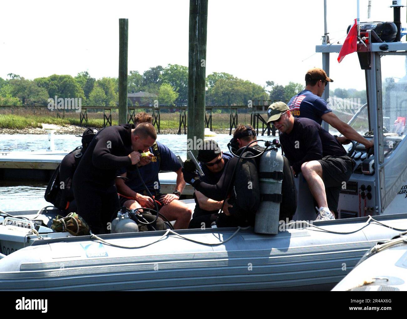 US Navy An Explosive Ordnance Disposal Mobile Unit Six (EODMU-6) team ...