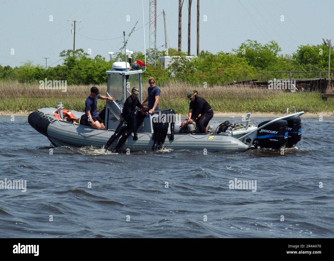US Navy Explosive Ordnance Disposal Mobile Unit Six (EODMU-6) team ...