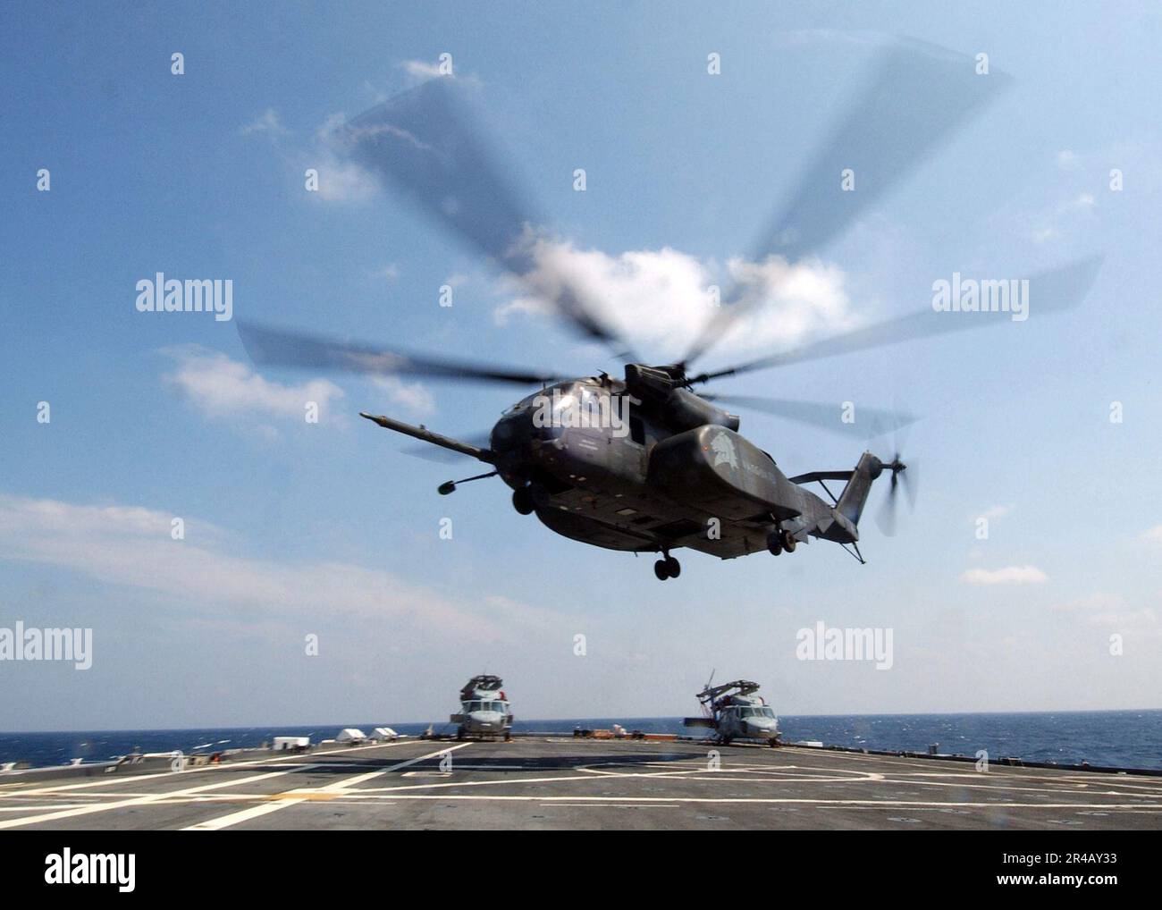 US Navy An MH-53E Sea Dragon helicopter, assigned to the Vanguards of ...