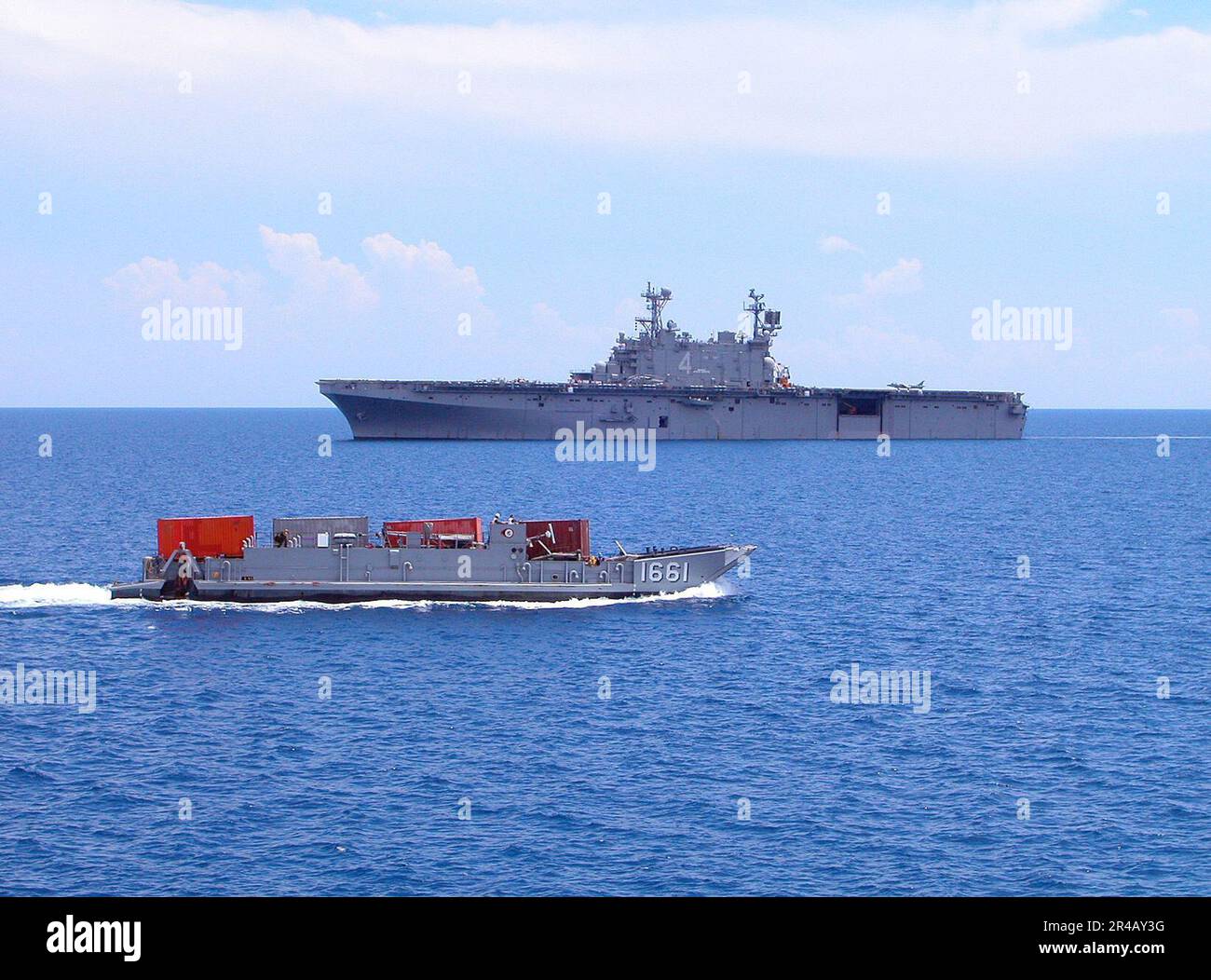 US Navy Landing Craft Utility (LCU) 1661 approaches the amphibious ...