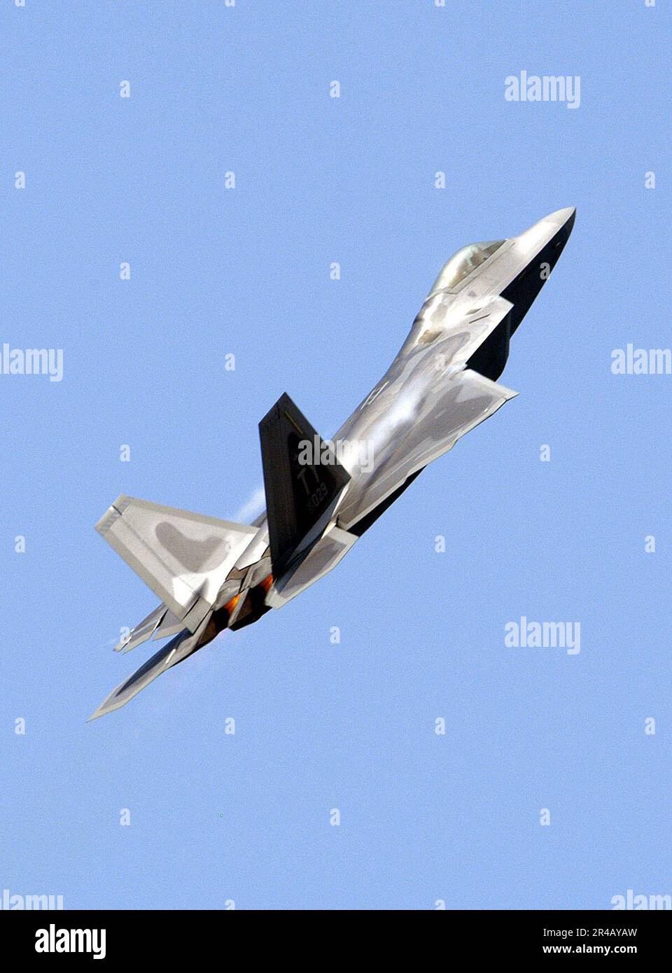 US Navy A U.S. Air Force F-A-22 Raptor climbs into the air in ...