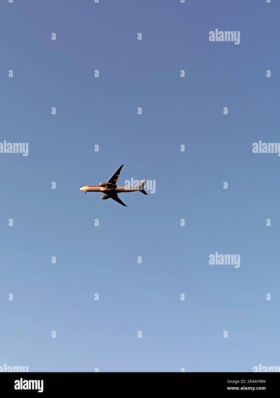 Aircraft cruising hi-res stock photography and images - Alamy