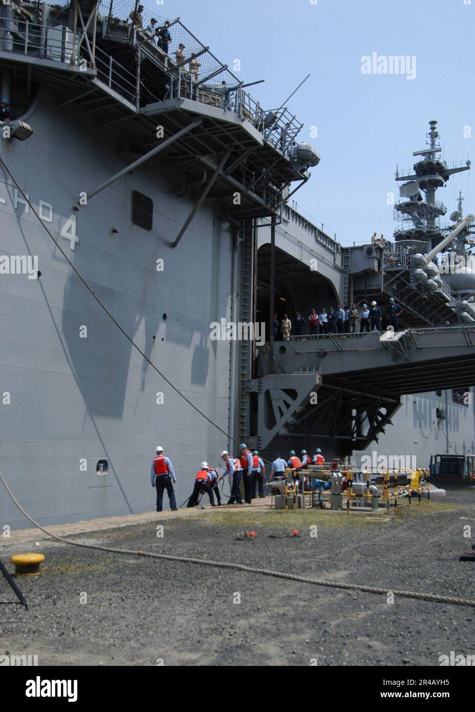 US Navy The amphibious assault ship USS Boxer (LHD 4) arrives at Sasebo ...