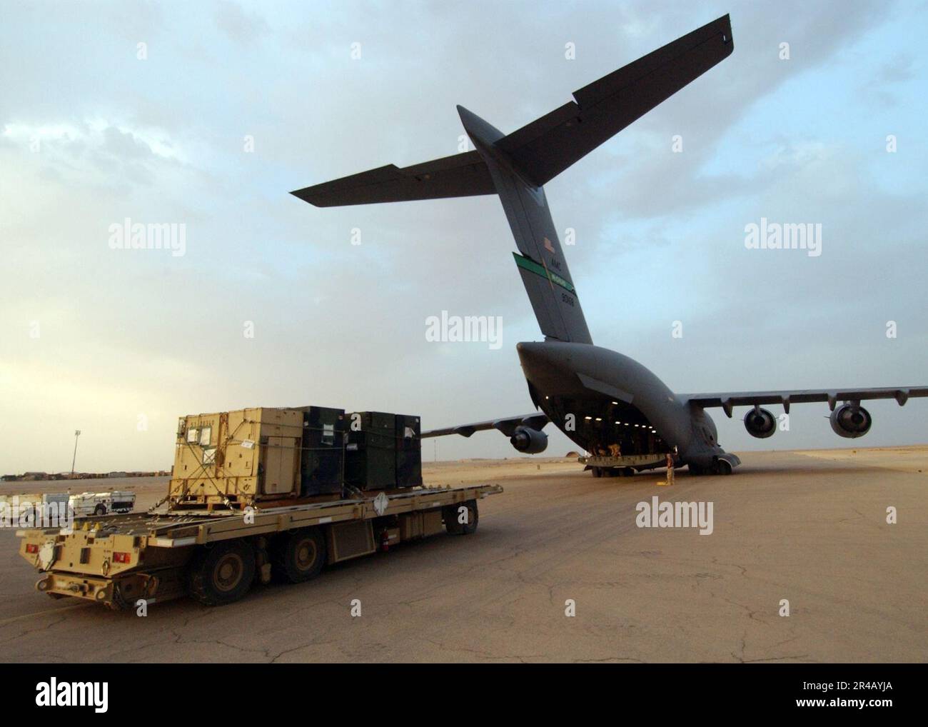 US Navy A U.S. Air Force C-17 Globemaster III aircraft prepares to ...