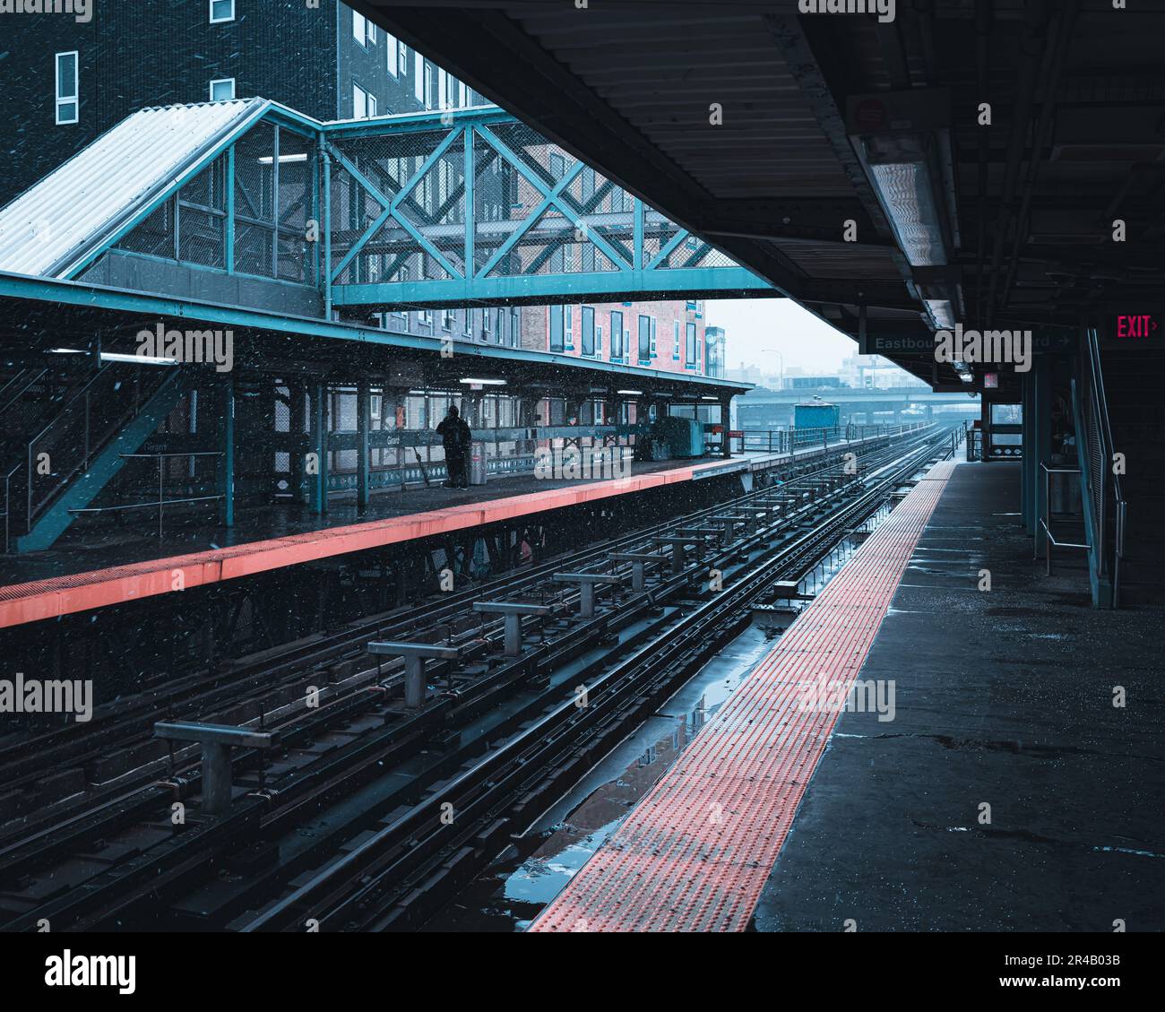 Wet platforms hi-res stock photography and images - Alamy