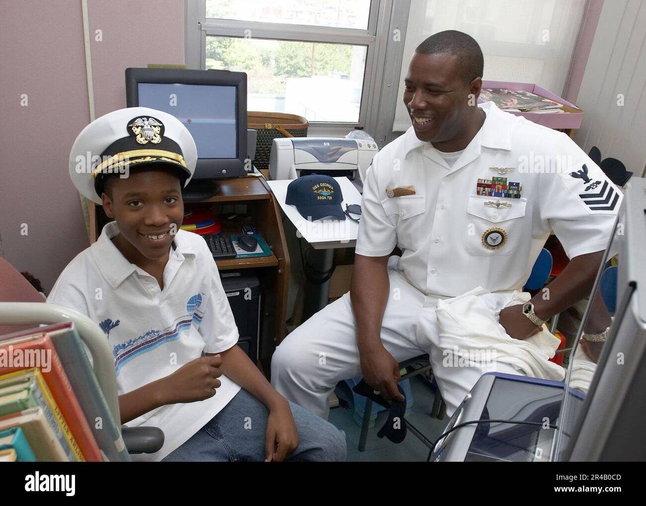 US Navy Aviation Boatswain's Mate 1st Class a Navy Recruiter assigned ...