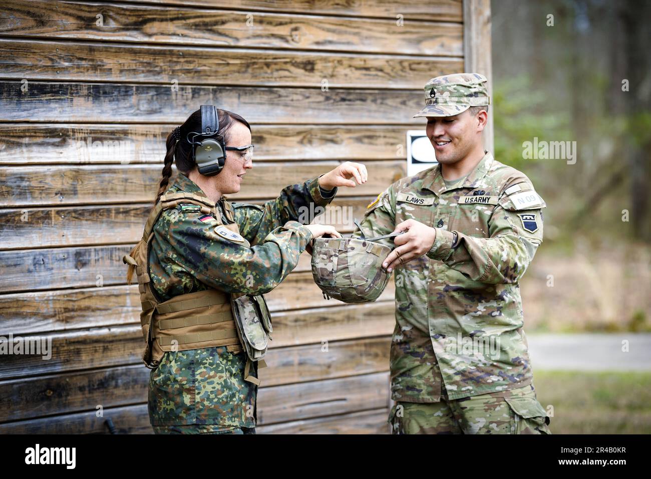 U.S. Army Reserve Soldiers share their gear with Soldiers from the ...