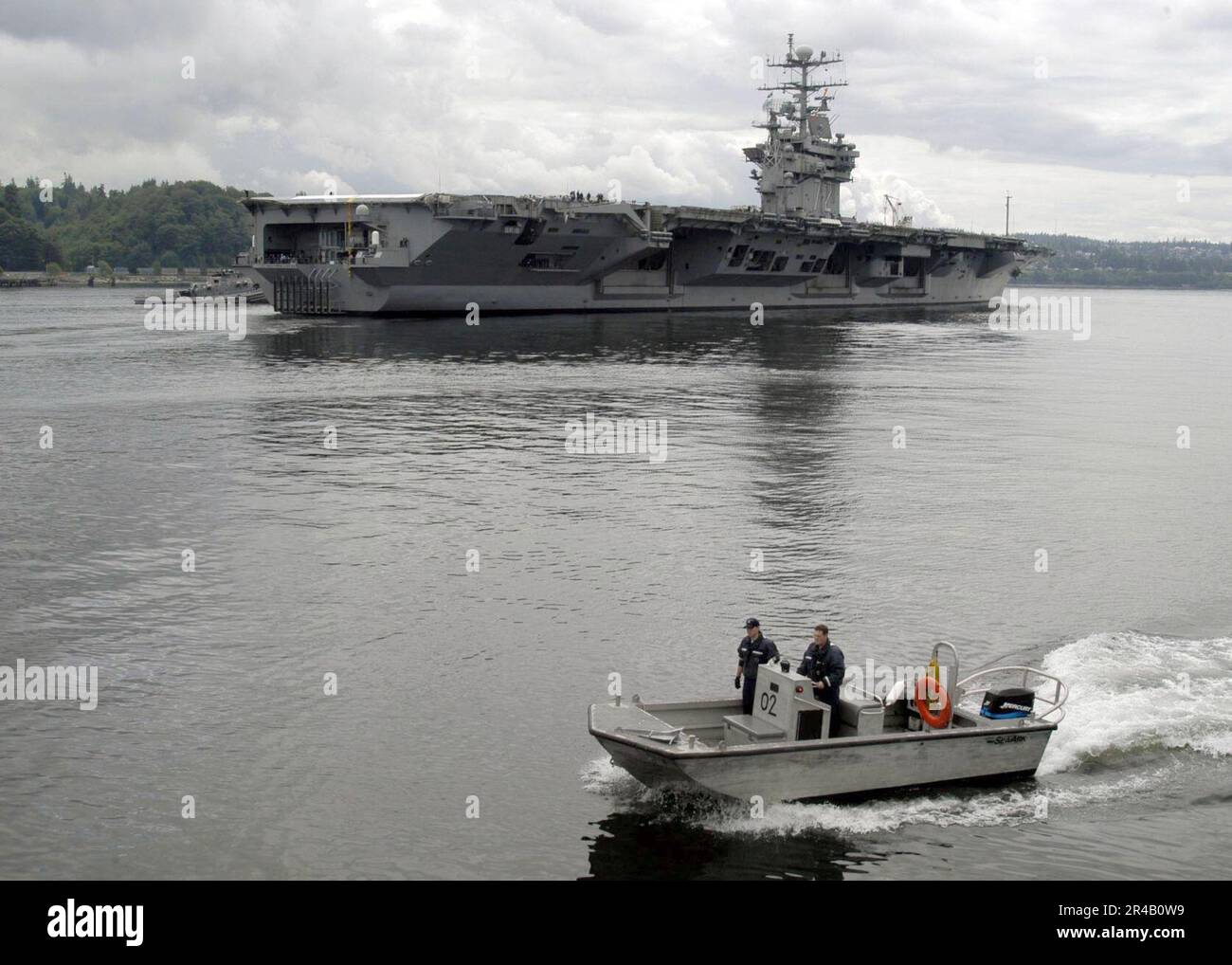 US Navy The Nimitz-class aircraft carrier USS Abraham Lincoln (CVN 72 ...