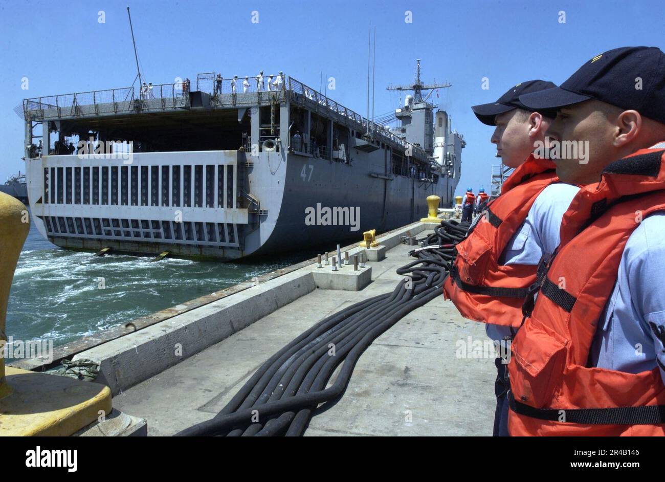 US Navy Line handlers from the amphibious assault ship USS Peleliu (LHA ...