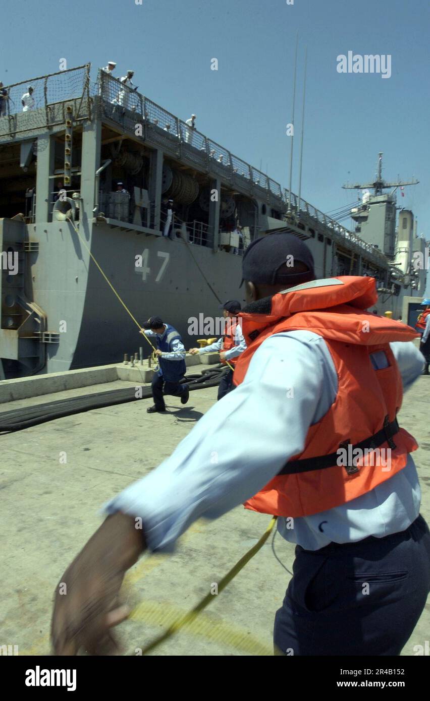 US Navy Line handlers from the amphibious assault ship USS Peleliu (LHA ...