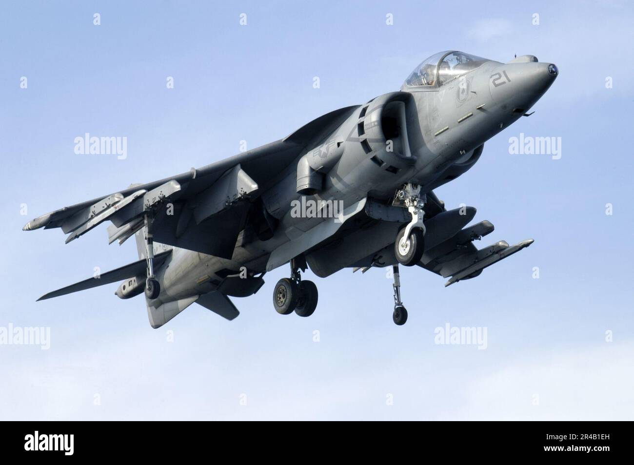 US Navy An AV-8B Harrier prepares to land on the flight deck Stock Photo - Alamy