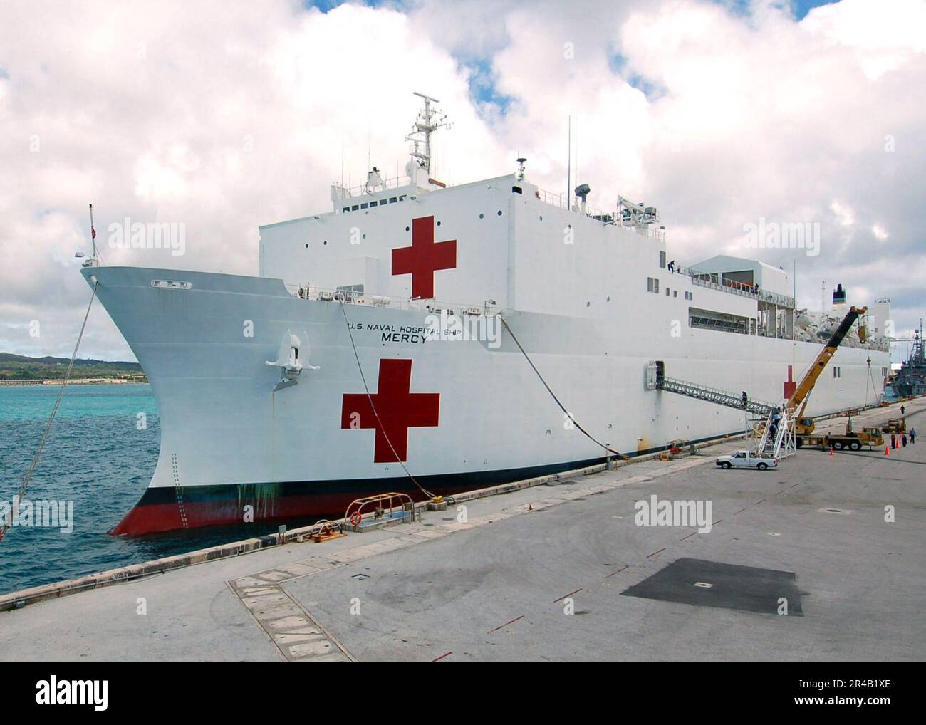 US Navy The Military Sealift Command hospital ship USNS Mercy (T-AH 19 ...